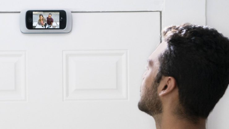 어떤 문에도 걸치면…휴대용 보안 인터폰? - 테크레시피