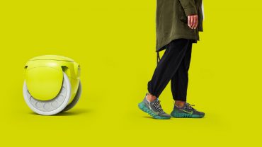 스마트폰 충전도…주인 뒤를 따라다니는 미니 로봇 - 테크레시피